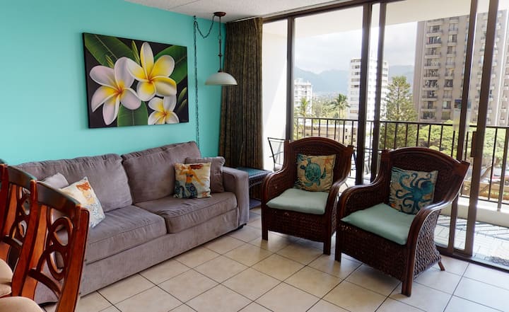 Waikiki Banyan High Level Condo With Ocean Views From The Private Lanai - Honolulu, HI
