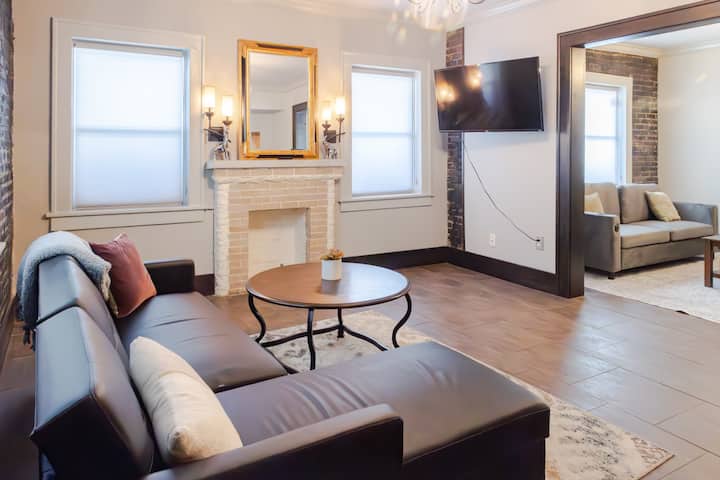 The Dark Heart - Sleek, 1920's Brick Enclosed Apt. - Tulsa, OK