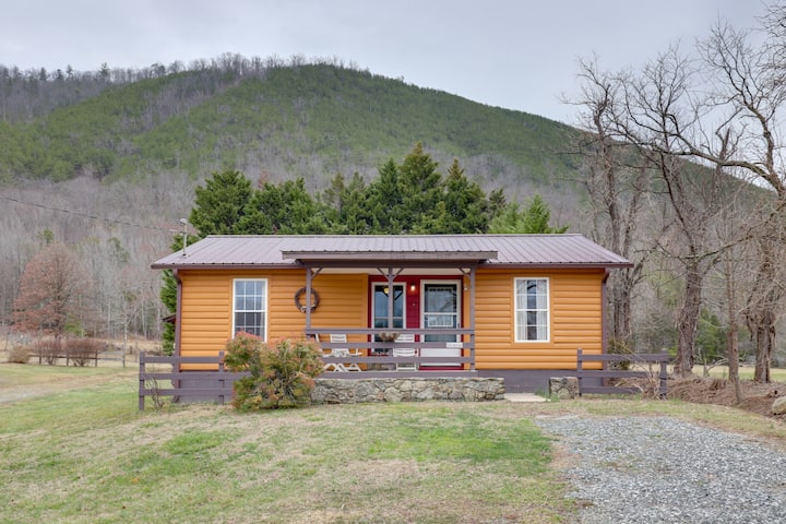 River Access & Hot Tub: Cozy Hot Springs Cabin - Hot Springs, NC