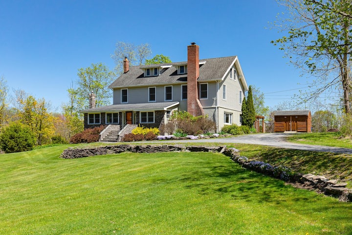 Spacious Escape W/ Salt Water Pool + Hot Tub - Germantown, NY