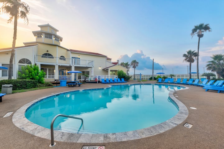 Beach Getaway | Condo With Balcony & Pond Views - Corpus Christi, TX