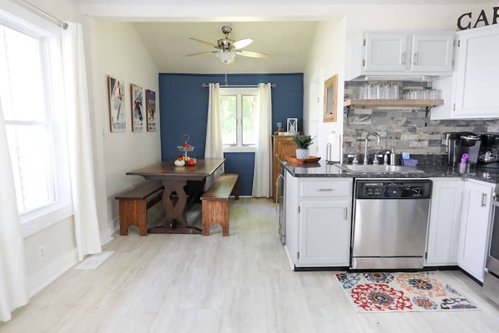 Gorgeous Village Home 3bd, 2ba Ski Shuttle - Ludlow, VT