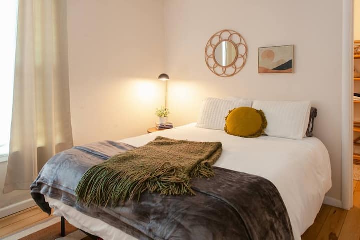 Classic & Cozy W/d & Parking | Close To Dt - Medford, OR