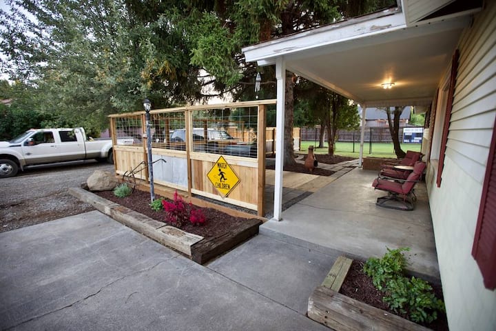 Centrally Located Redmond Retreat With Pool Table - Redmond, OR