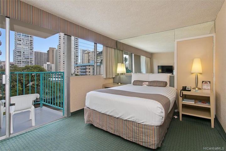 Taxes/fees Included!- Short Walk To The Beach! - Honolulu