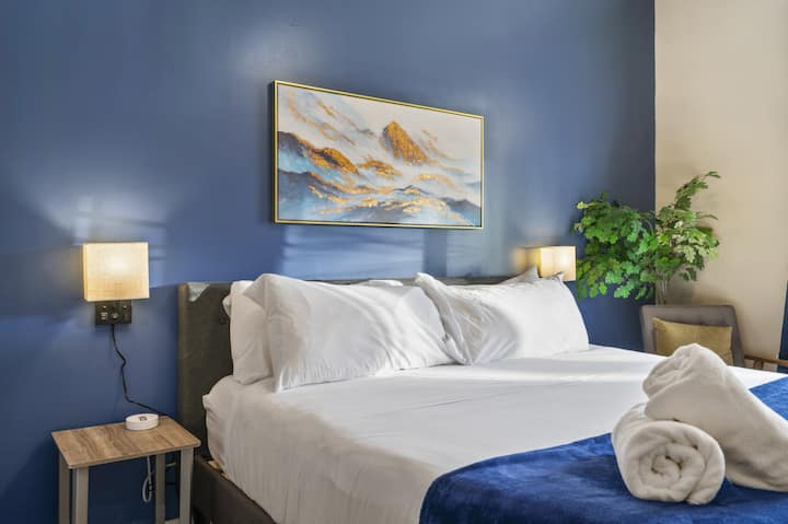 Peaceful 2br King Bed Suite | Walk To Walnut St! - Forest Hills, PA