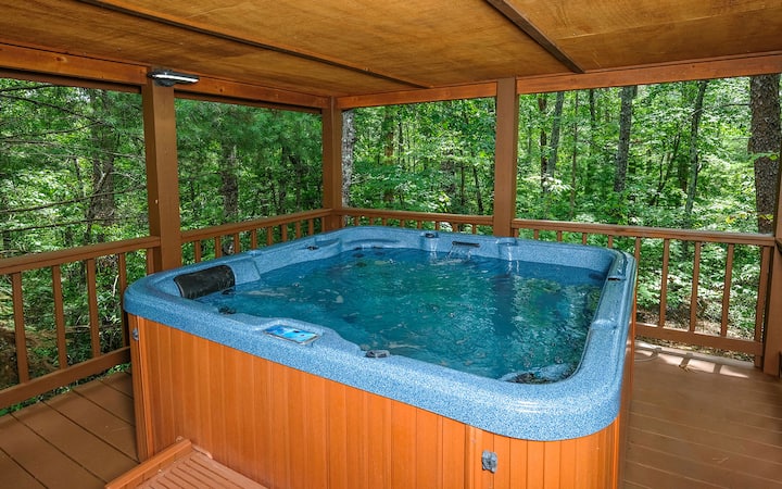 Spring Cove Hideaway - Private Hot Tub - Pigeon Forge, TN