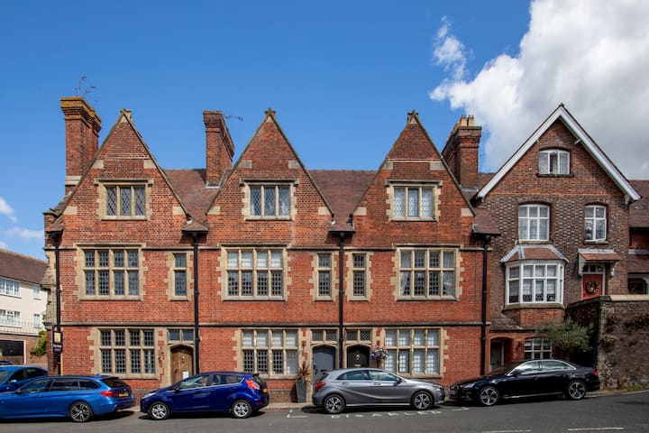 Beautiful Iconic Listed Building With Views Overlooking The Arundel Cathedral - South Downs