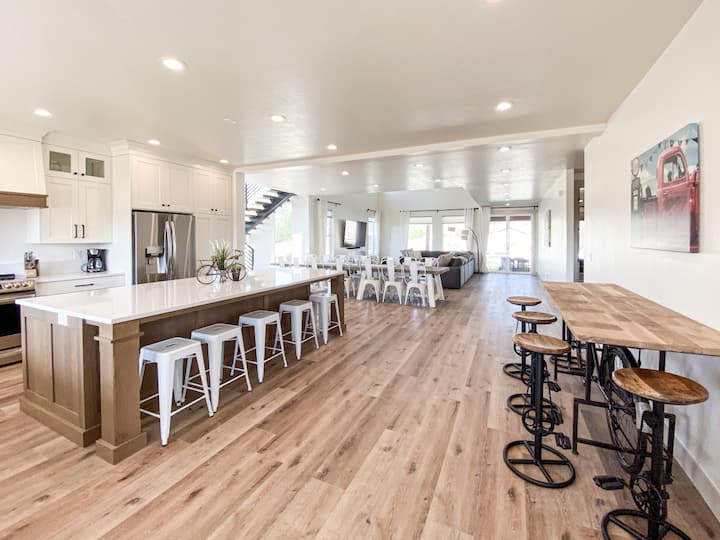 The Red Farmhouse- Hot Tub And Swings! Sleeps 37 - Garden City, UT