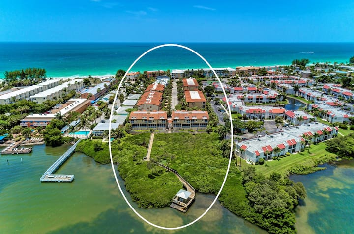 The Sea Grape, End Unit, Walk To Beach And Steps To The Community Pool/spa - Anna Maria, FL