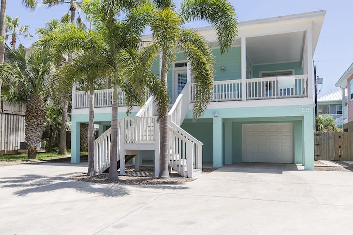 Aquadesiac: Heated Pool, Dog Friendly, Near Beach!