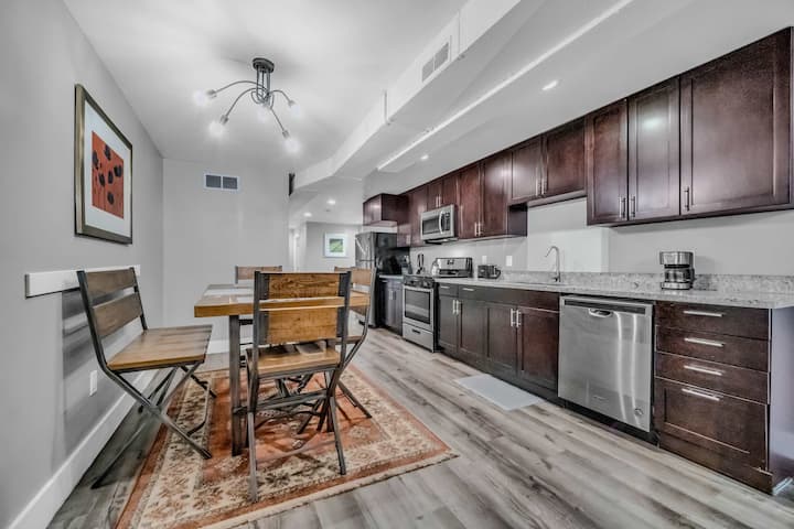 Cle Suites 3br/2ba | 5 Min Walk To Cle Clinic #1 - Cleveland, OH