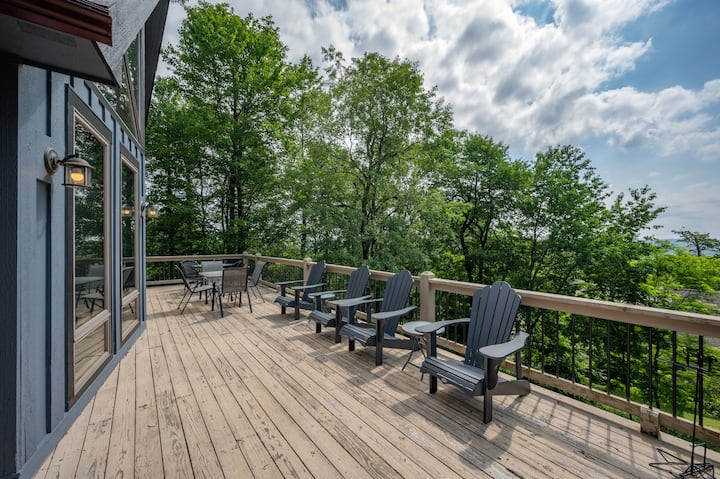 Elegant Hilltop Retreat W/ Fireplaces & Hot Tub - Deep Creek Lake, MD