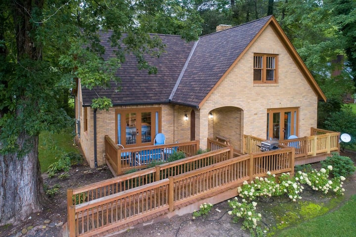 Sylva Stroll - Quaint, Historic, Mountain Home! - Sylva, NC