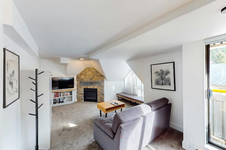 1br 6th-floor Ski Condo With Pool & Hot Tub Access - Whistler