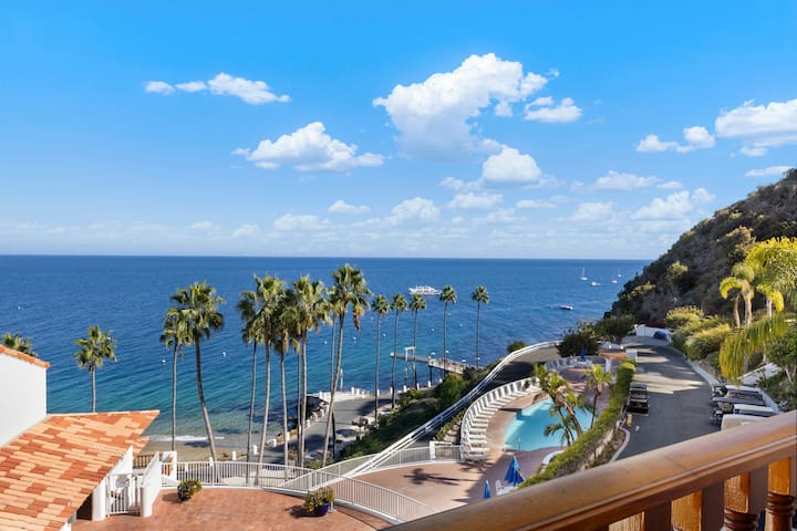 H228  1 Bedroom Two-level Villa + Views + Golf - Avalon, CA