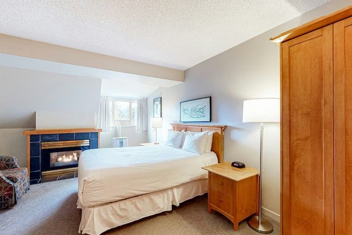 Walk-to-lifts Village Studio With Fireplace & Gym - Whistler