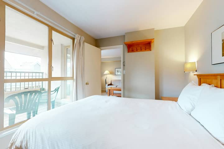 Walk To Lifts Studio With Fireplace & Ski Storage - Whistler