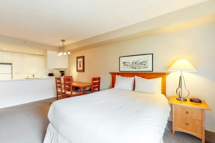 0br Studio Near Lifts W/fireplace, Gym, W/d, & Ac - Whistler