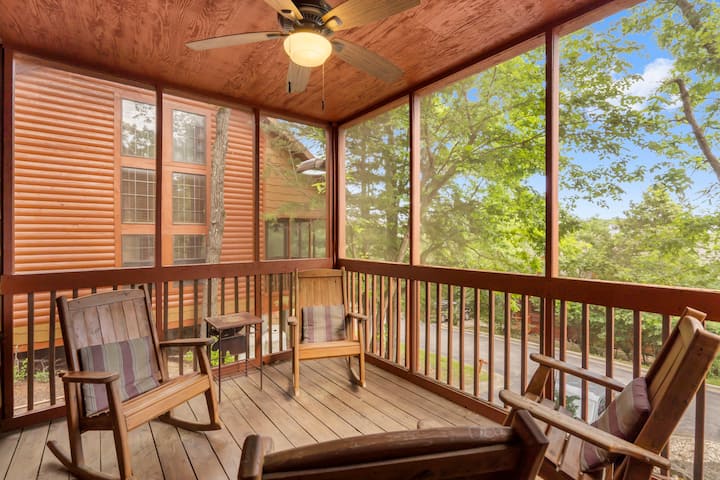 "Back-porch Sittin'" Perfect! Walk-in Cedar Cabin - Branson, MO