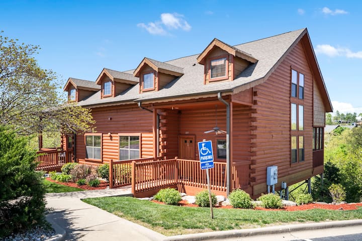 Luxurious Walk-in Cabin With Screened-in Balcony - Rockaway Beach, MO