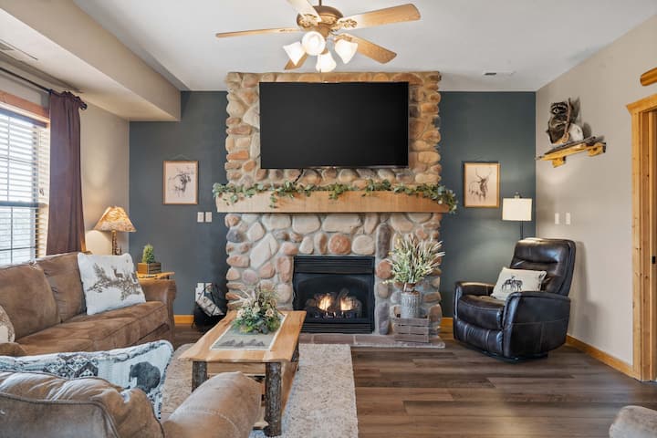 Walk-in Log Cabin With Walk-in Shower - Only Minutes From Shows! - Branson, MO