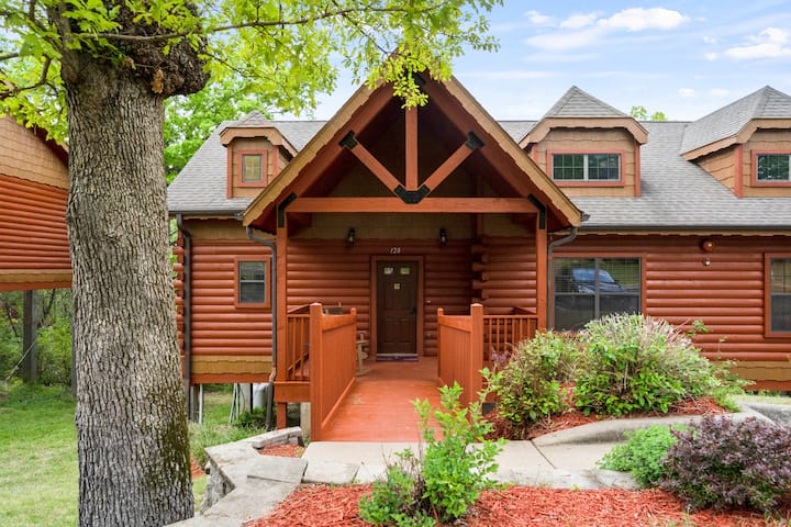 Walk-in Country Cabin In Branson Theatre District - Missouri