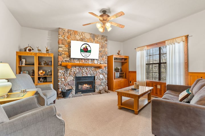 Walk-in Ozark View Cabin Fireplace Sleeps 6 - Branson, MO