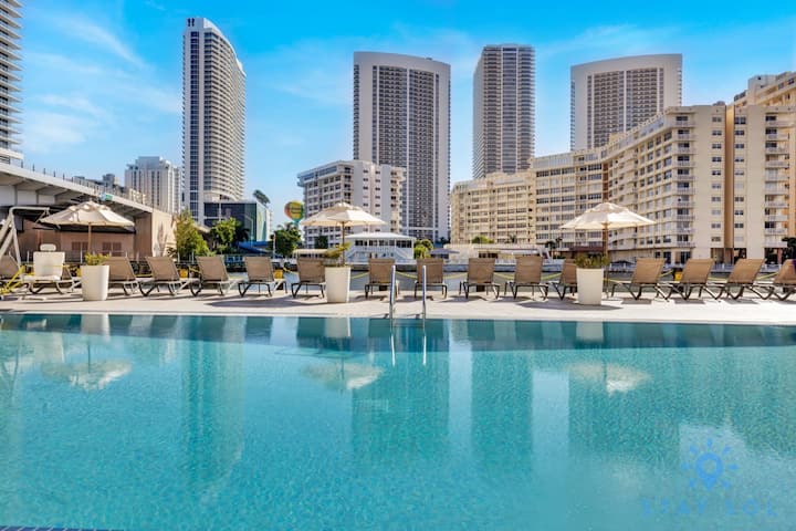 Infinite View |Balcony & Pool+ Gym+ Near Beach - Hallandale Beach, FL