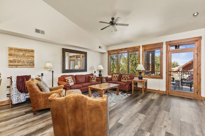*Summer Sale* A/c, Large Deck, Private Washer/dryer, Multiple Pools & Hot Tubs - Free Bus Route - Steamboat Springs