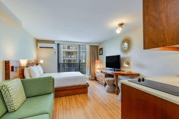 Peaceful Studio W/ Pool, Hot Tub & Lanai - Kāhala Beach, HI