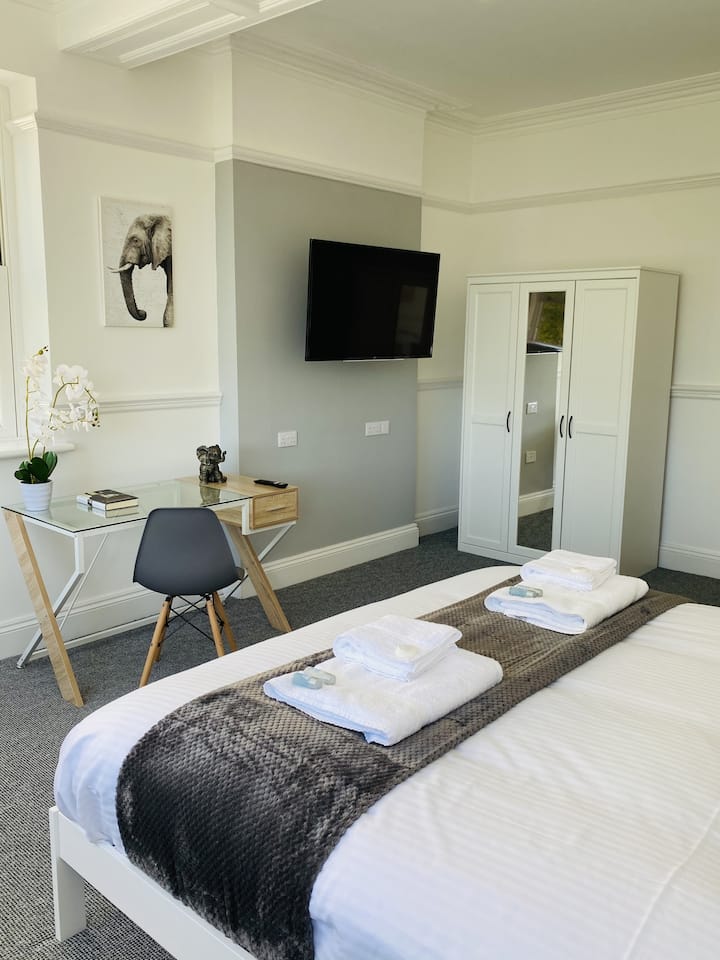 Exclusive Five Bedroom Town House - Plymouth