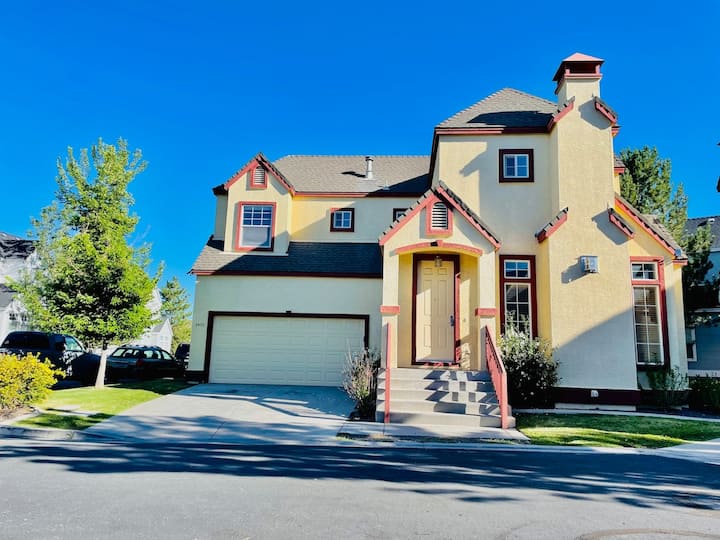 Victorian Style Great Ac❄️&location 3tvs Sleeps 9 - Reno, NV