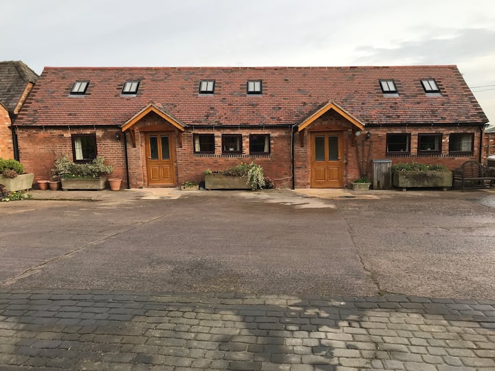 Nuneaton - Cottage - Sleeps 2 - Parking - Garden - Hinckley