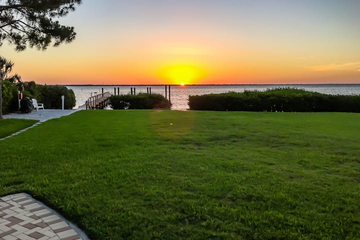 Bright & Breezy Spacious Bayview Condo - Walk To B - Longboat Key, FL