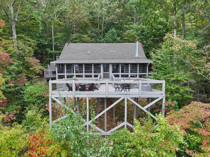 Large Deck, Layered Mountain Views, Gorgeous Cabin - Mineral Bluff, GA
