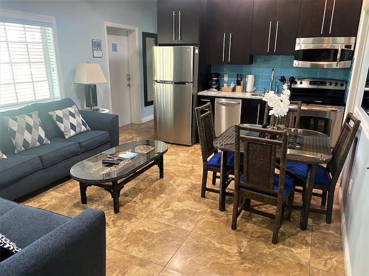 Spacious 2br Close To World-famous Sand Beach Club - Siesta Key, FL
