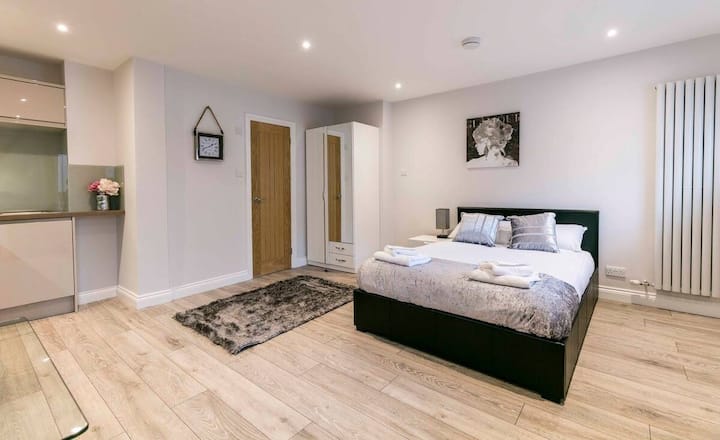 Modern Studio Off Mill Rd In Prime City Location - Cambridge