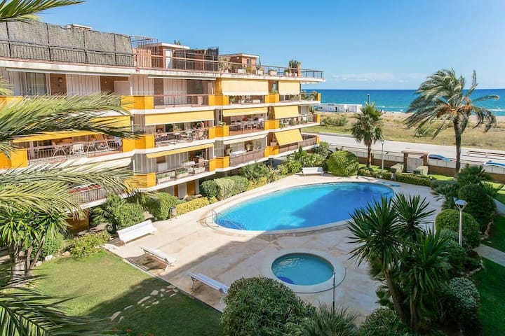 Unique Sea Views & Beachfront Apartment - Gavà