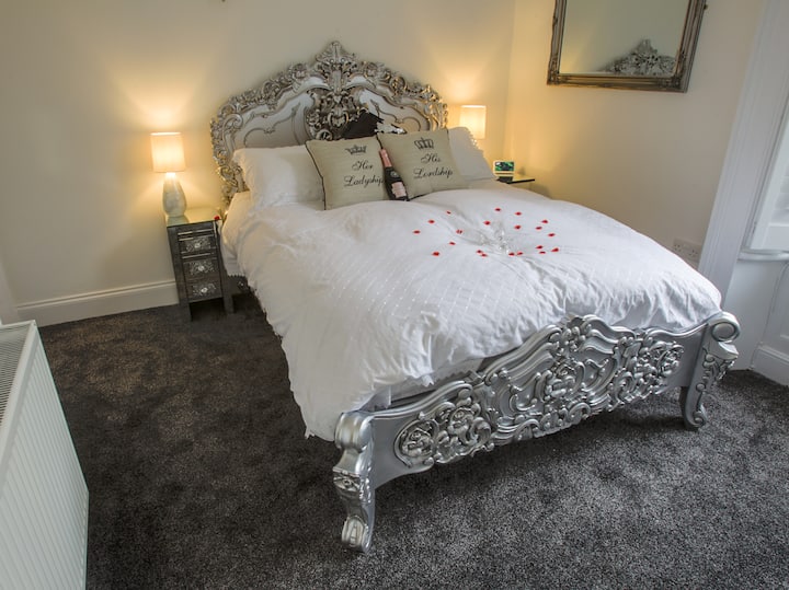 King Deluxe Bedroom, Ugthorpe Lodge - Staithes
