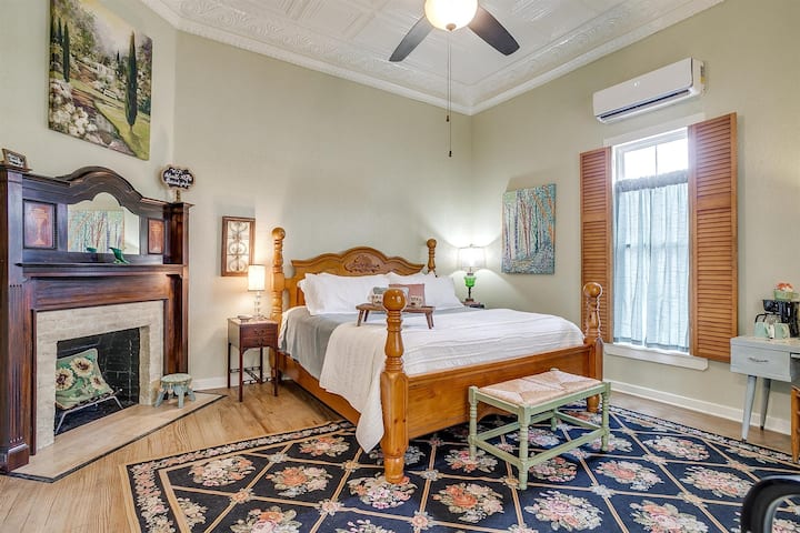 Kason’s Cove | Historic Luxury Gallery House Hotel - Stephenville, TX