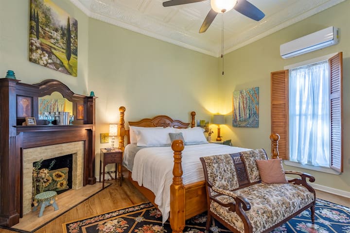 Bright & Chic: King Bed Suite In Boutique Hotel - Stephenville, TX