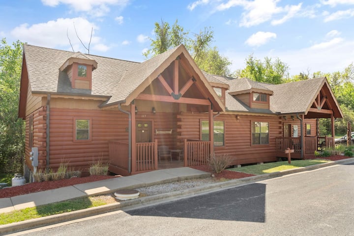Cozy Walk-in Cabin - Gas Fireplace & Whirlpool Tub - Missouri