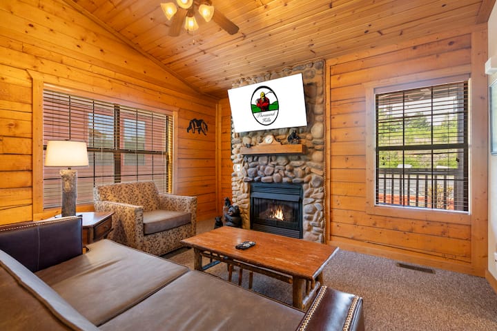 Romantic Walk-in Cabin - Just Minutes From Shows! - Branson, MO