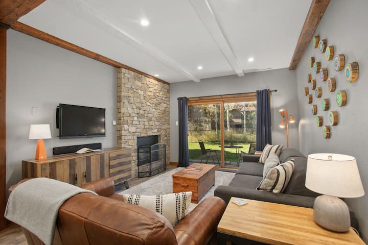 Rockies 2103a - Updated Condo W/ Private Washer/dryer - Hot Tub & Outdoor Pool - Free Bus Route - Steamboat Springs