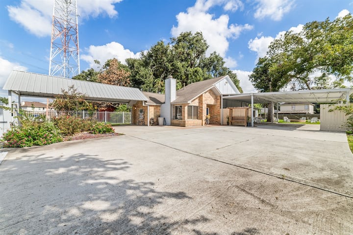 Cozy Garden Home | Convenient & Spacious Parking - Houston, TX