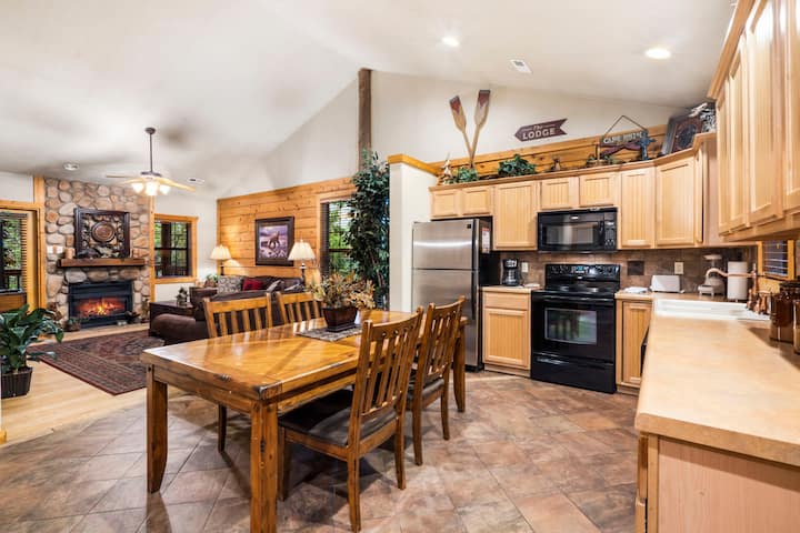 Lovely Log Cabin With Whirlpool Tub In Branson Theatre District - ミズーリ州