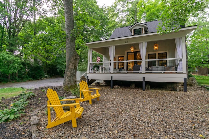 Morning Glory | Luxury Cottage With Fire Pit! - Black Mountain, NC
