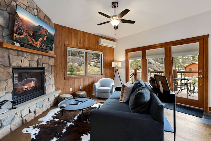 Near Downtown, Rmnp, Fireplace, Private Balcony! - Estes Park, CO