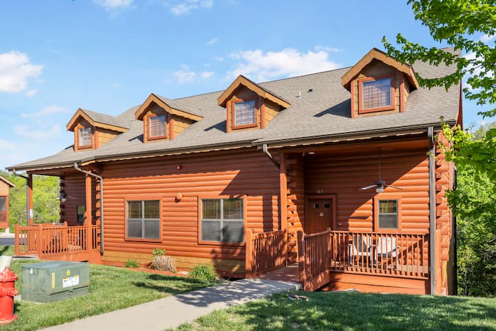 Cozy Cabin Near 76 Strip Pool & Games - Branson, MO